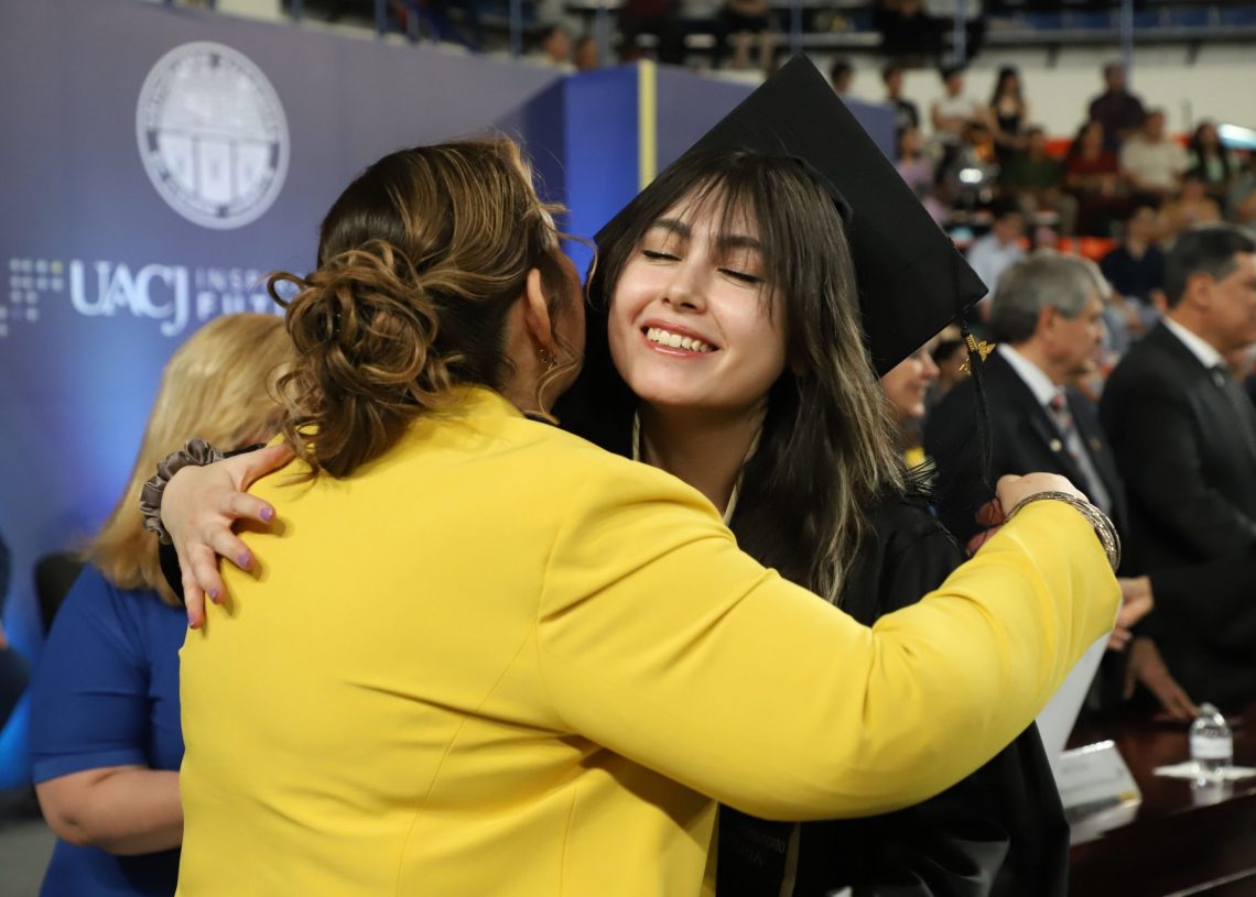 La UACJ entrega a Juárez 195 nuevos profesionales de la salud - COMUNICACIÓN UNIVERSITARIA