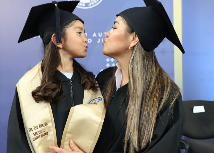 La UACJ entrega a Juárez 195 nuevos profesionales de la salud - COMUNICACIÓN UNIVERSITARIA